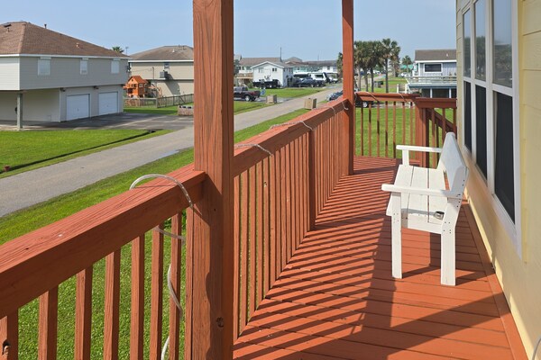 Vibrant Beach House With 4 Patios And Views Of The Bay - Steps To Sand - Jamaica Beach, TX