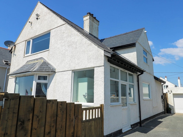 Annedd Wen, Pet Friendly, Country Holiday Cottage In Rhosneigr - Trearddur Bay