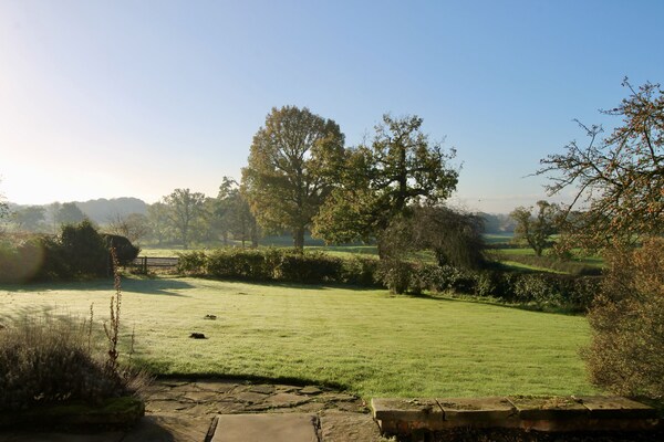 Higher Park Farm, Pet Friendly, With A Garden In Alderley Edge - Macclesfield, UK