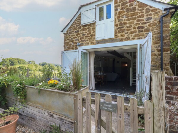 The Old Flax Shop, Pet Friendly, With Open Fire In Bridport - 브리드포트