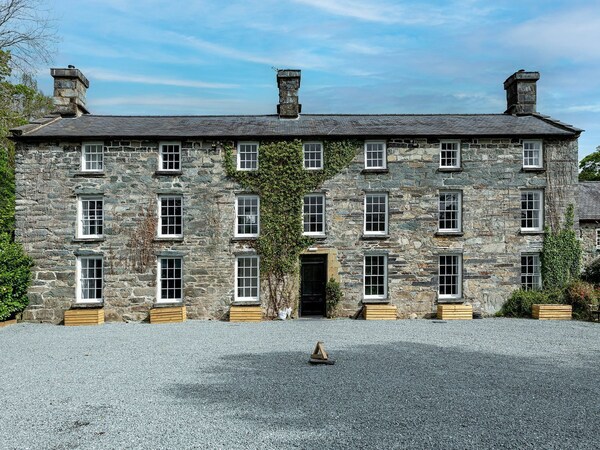 Snowdonia Manor, Pet Friendly, Character Holiday Cottage In Dolgellau - Dolgellau