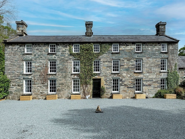 Snowdonia Manor, Pet Friendly, Character Holiday Cottage In Dolgellau - Dolgellau