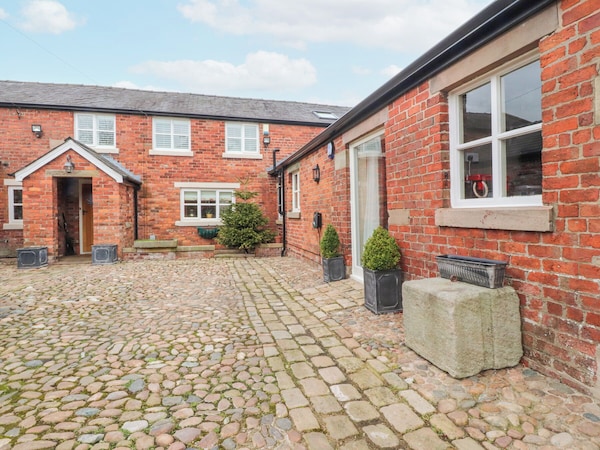The Old Coach House, Pet Friendly, With Hot Tub In Bilsborrow - University of Central Lancashire