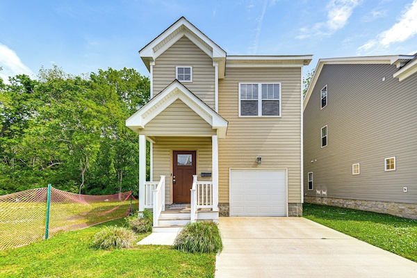 Walk To Dining: Sleek Hampton Home W/ Deck! - Norfolk, VA