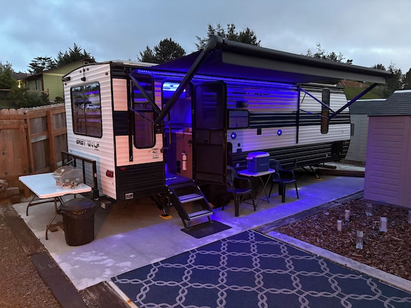 Comfy Camper Centrally Located, In Quiet Neighborhood, Near Old Town & Casino. - Florence, OR