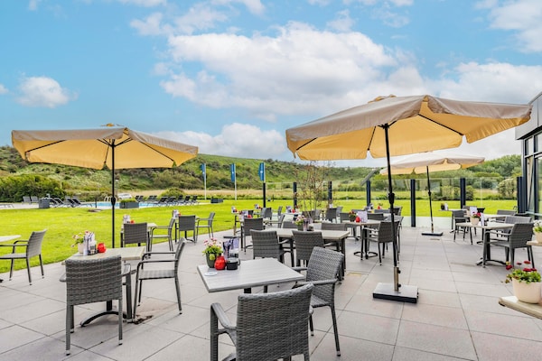 Seaside Bliss With Outdoor Swimming Pool, Beach Loungers & Tennis Court Fun - Zoutelande