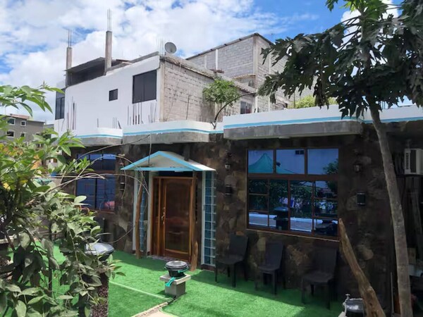 2 Bedrooms House W/ Ac & Wi-fi & Tv - For 5 Guest - 2 Min From The Beach! - Galápagos Islands