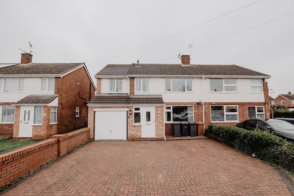 Spacious 4-bed House With Parking Near City Centre - Lincoln
