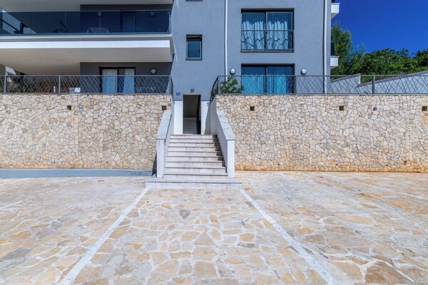 Charming 1-bedroom Apartment In Sutivan With Wifi, Ac - Sutivan