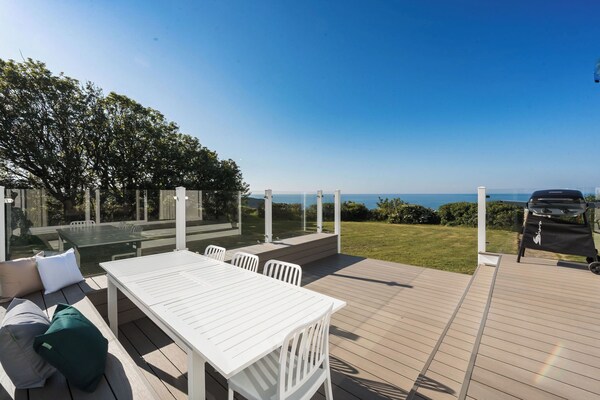 Cliff Top Is A Refined Coastal Retreat Where Luxury Meets Laid-back Living. With Panoramic Sea Views, Elegant Interiors, And Direct Access To The Beach Below, This Is The Kind Of Place Where Time Slows And Every Detail Is Designed For Comfort & Ease. - Nefyn