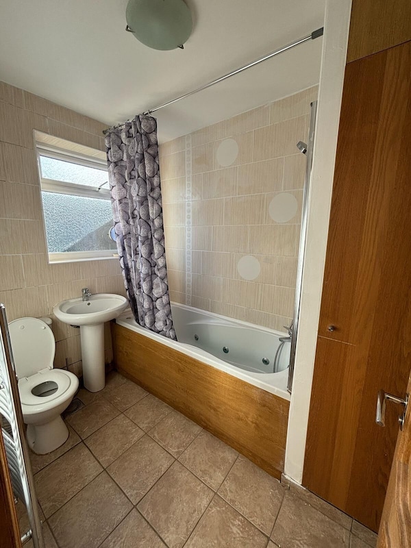 Spacious 3 Bedroom House/free Parking/ 10 Mins From Train Station - Londres