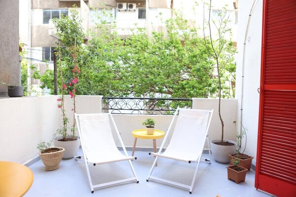 Spacious Authentic 3-bedroom Apartment In Ashrafieh With Sunny Terrace - Beirut