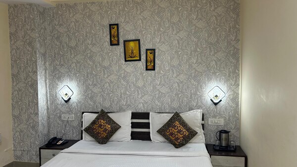 45-room Hotel In Delightful Varanasi With Wifi, Ac. Unwind In Comfort - Varanasi