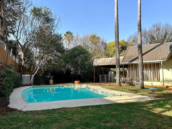 Escape To A Spacious 4-bedroom House In Pretoria, Sleeps 8 - Pretoria