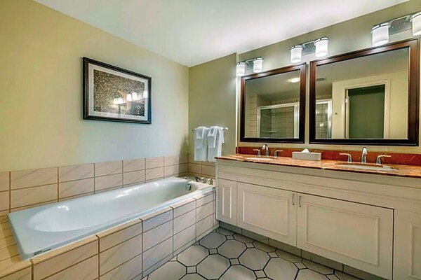 Beautiful 2-bedroom Condo On The Ocean With Wifi, Ac, Fitness Room - Kauai, HI