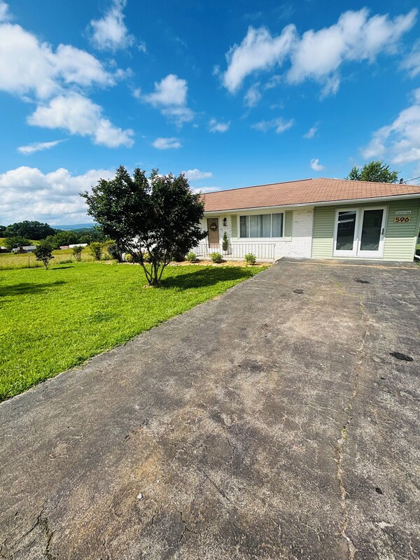 Luxury Home W/private Pool, Mt Views, 85 Roku Movie Room, Arcade, & King Bed! - Morristown, TN