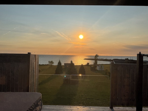 Oceanfront Paradise, 4-bedroom House In Cocagne With Hot Tub, Wifi, Ac. - New Brunswick