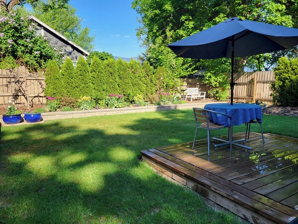 White House - Entire Downtown Cottage - Salmon Arm