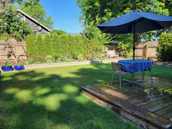White House - Entire Downtown Cottage - Salmon Arm