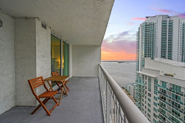 Skyline & Bay Glimpse | 1br Brickell Retreat - Miami Seaquarium, Key Biscayne
