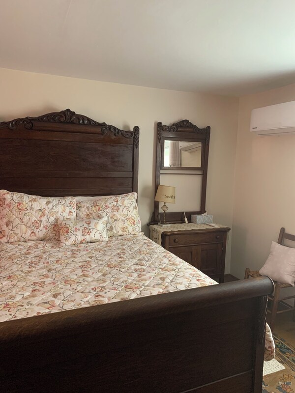 Charming 1920s 4-bedroom Farmhouse In Lovely Bedford - Bedford, VA