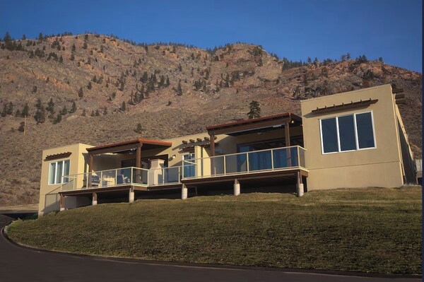 Spacious 2-bedroom Condo With Incredible Views In Osoyoos - Osoyoos