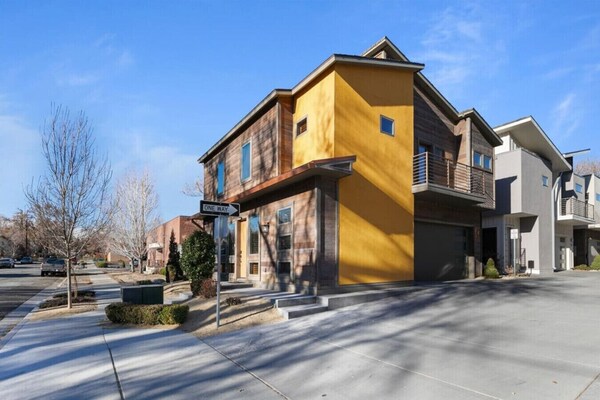 Reno Basecamp | 2 King Suites, Walk To Food & Fun - Sparks, NV