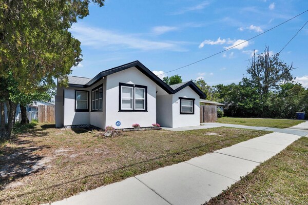 Family Beach House / Large Yard - Pet Friendly - Clearwater, FL