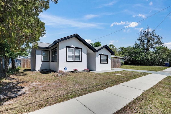 Family Beach House / Large Yard - Pet Friendly - Clearwater, FL