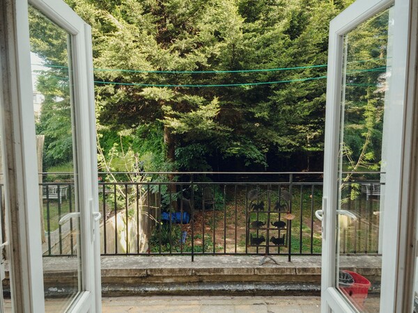 Modern Apartment, 3 Bedroom, Sleeps 8, Near Ally Pally, Balcony & Workspace - Londyn
