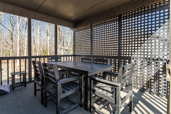 Fireside Retreat ~ Pool&lake Access ~ Hottub ~ Firepit - East Stroudsburg, PA