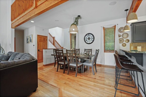 Backyard Bliss ,Hot Tub, Pickleball & Minutes To The Lake - Arrowhead Lake, PA