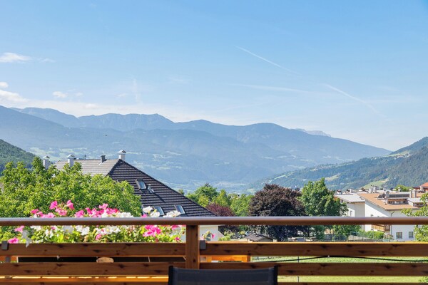 Ferienwohnung 'Sonnenblume' Mit Bergblick, Gemeinschaftsgarten Und Wi-fi - Brixen
