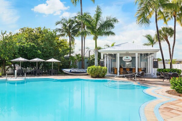 Blue Flamingo Resort L 4 Rooms, Pool, Cabanas, Karaoke & Old Town Shuttle - Key West, FL