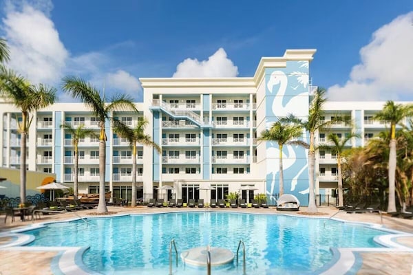 Key West Poolside Paradise W/ Cabanas, Lawn Games & Tiki Bar - Key West, FL