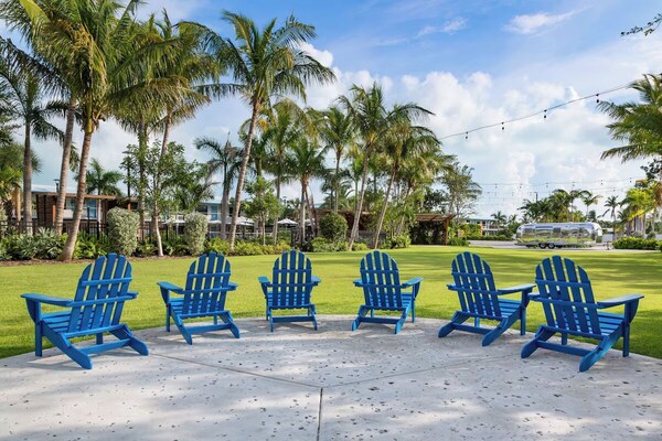 Island Charm & Retro Fun | Pools, Comfort Eats, Shuttle & Fire Pits - Key West, FL