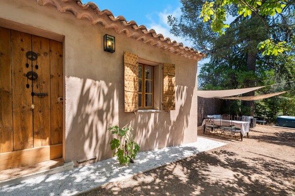 Maison De Vacances 'Joli Gîte' Avec Vue Sur Les Montagnes, Terrasse Privée Et Wi-fi - Var