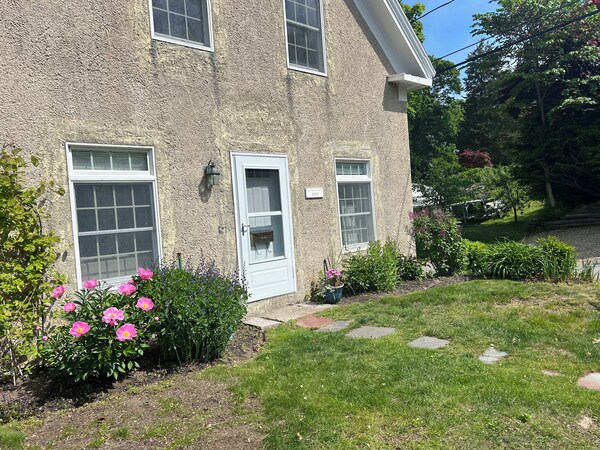 Charming 2 Bedroom, 2 Bath, Coastal Carriage House In Marblehead - Lynn, MA