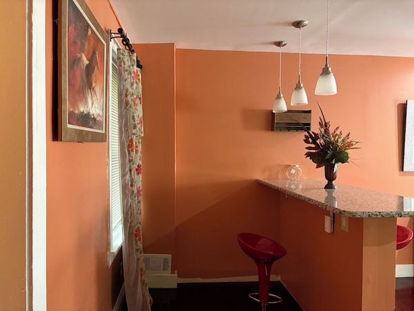 3-bedroom Townhome In Charming Chester With Wifi, Ac. Start Your Getaway - Chester, PA
