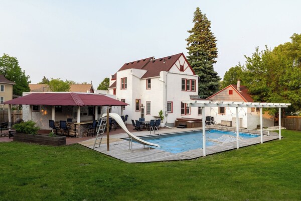 The "Minne" Castle~pool~hot Tub~bar~sauna~arcade! - Saint Paul, MN