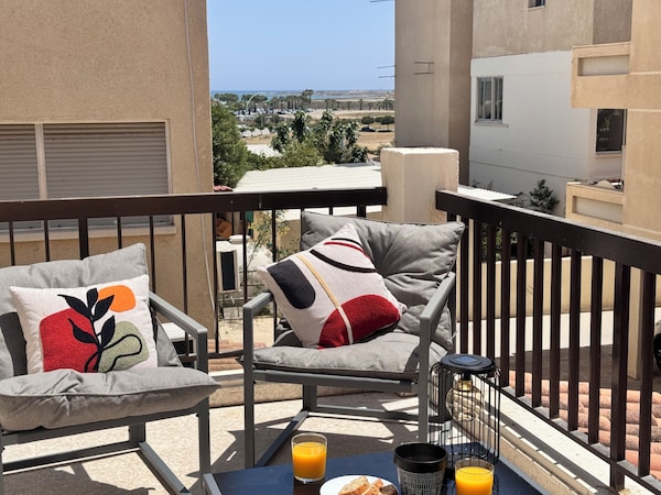 Lighthouse Larnaca - Mackenzie Fully Furnished Seaside Apartment - Larnaca