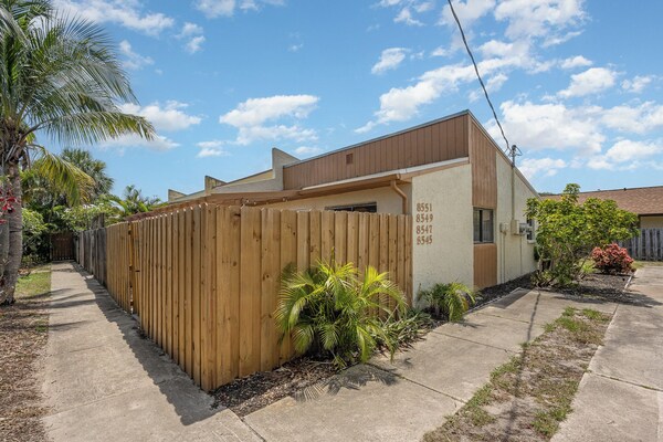 Beachside Bungalow- Minutes From The Beach And Cruise Ships! - Cape Canaveral, FL