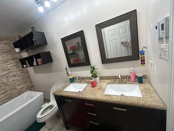 Charming Room In A Bungalow In Blainville With Wifi, Ac, Fitness Room - Montréal, QC