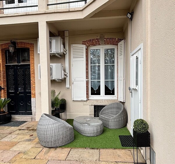Apartment 1. Attractive Apartment (T2 Of 60m2) On Air-conditioned Ground Floor With Terrace. - Limoges