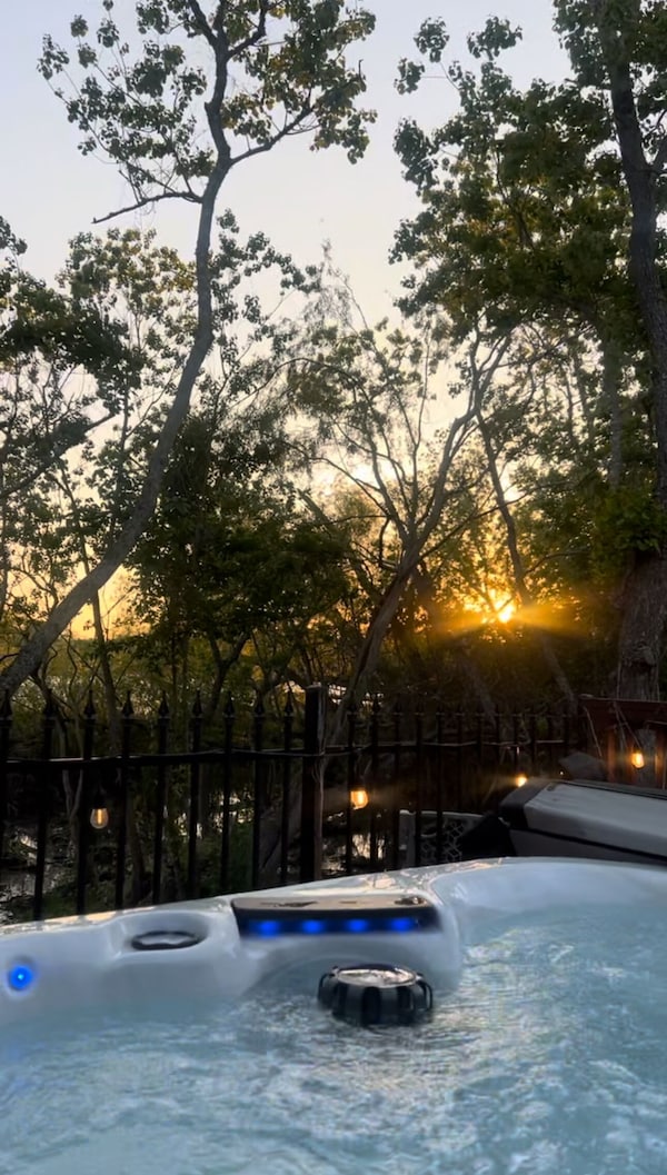 Sunset Dreams: Pool, Hot Tub, Fire Pit, Bbq & Private Dock In Wildlife Haven - Houston, TX