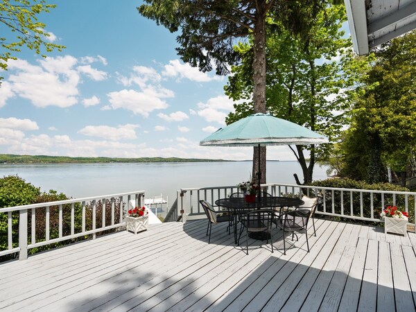 Tranquil 3-bedroom Waterfront House On Suttons Bay - Suttons Bay, MI