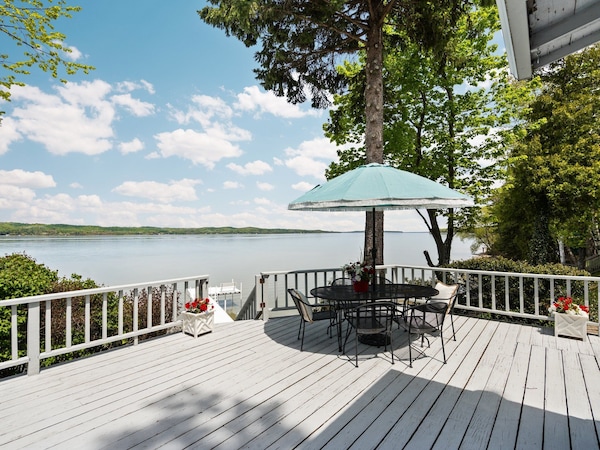 Tranquil 3-bedroom Waterfront House On Suttons Bay - Suttons Bay, MI