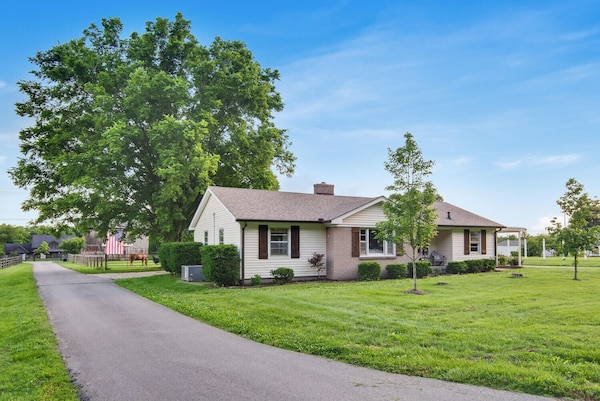 Huckleberry Guest House- Charming 2-bed Cottage On Serene Thompsons Station Farm - Franklin, TN
