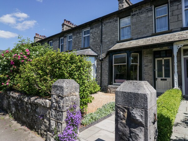 Robin's Retreat, Pet Friendly, With A Garden In Kendal - 켄달