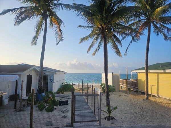 Escape To Your Perfect Home Away From Home, Nestled Just Across From The Beach. - Freeport